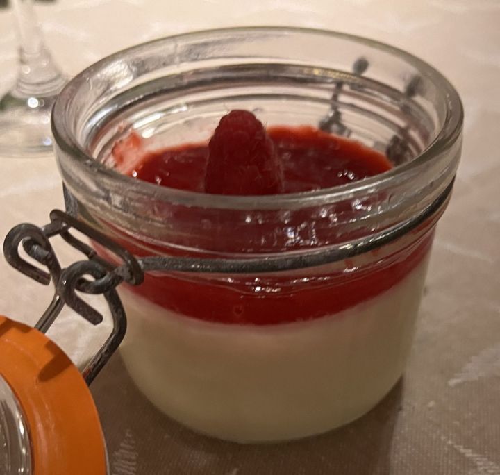 Panna cotta van witte chocolade met frambozensaus – Ronald Kookt